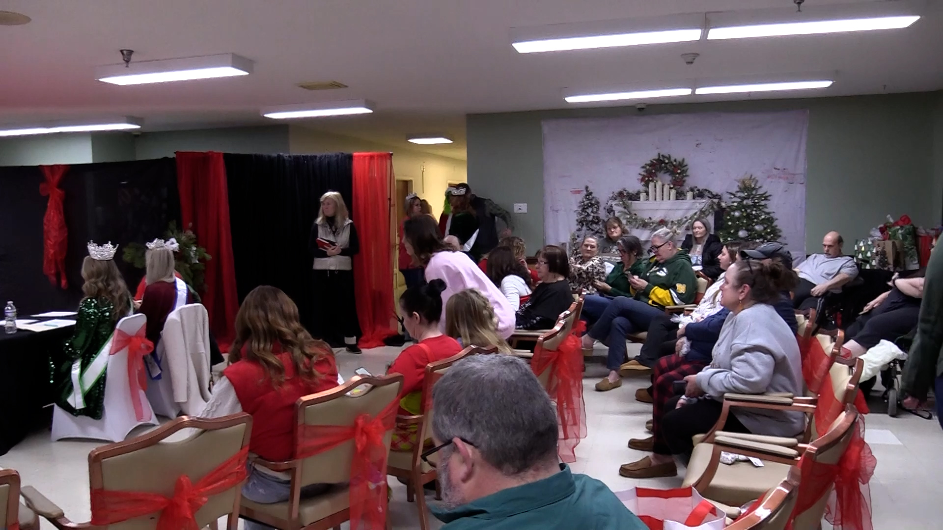 Holiday pageant gives residents a chance to shine - WNKY News 40 Television