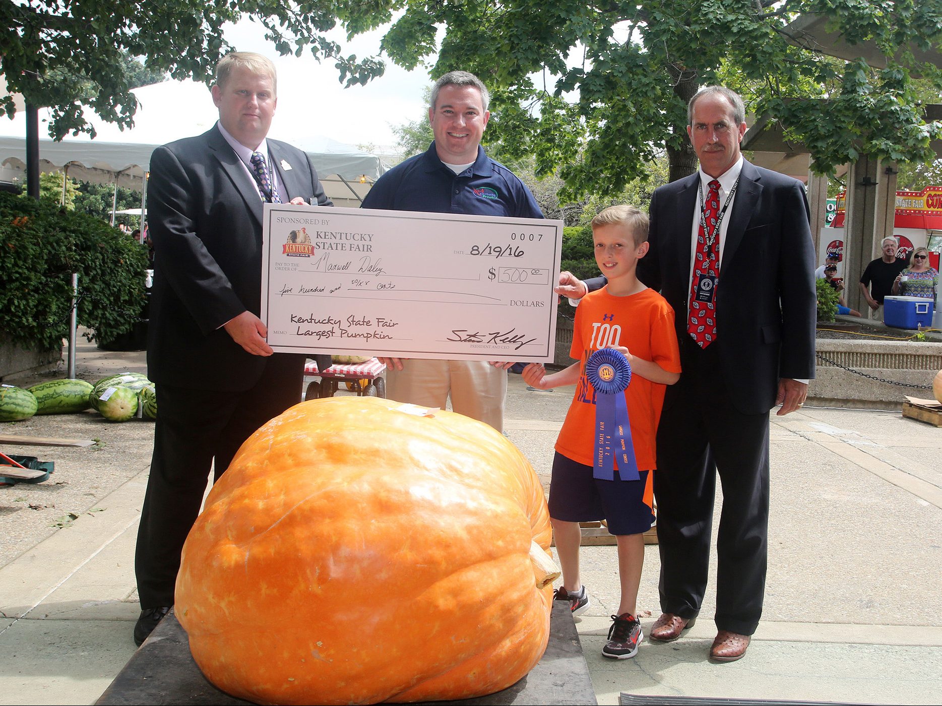 12-year-old wins Largest Pumpkin Contest at KY State Fair - WTVQ