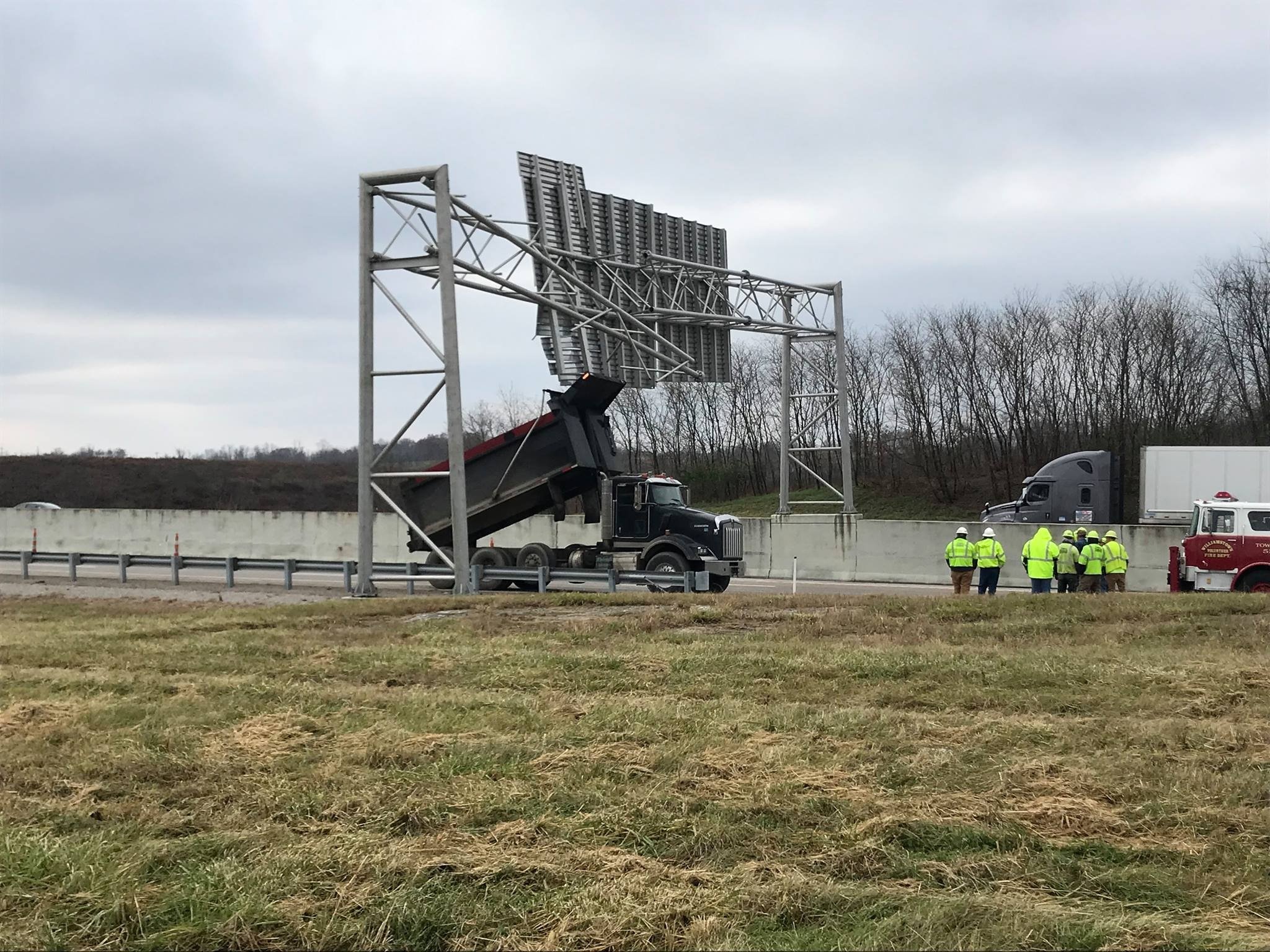 Dump truck hits overhead sign on I-75 - ABC 36 News