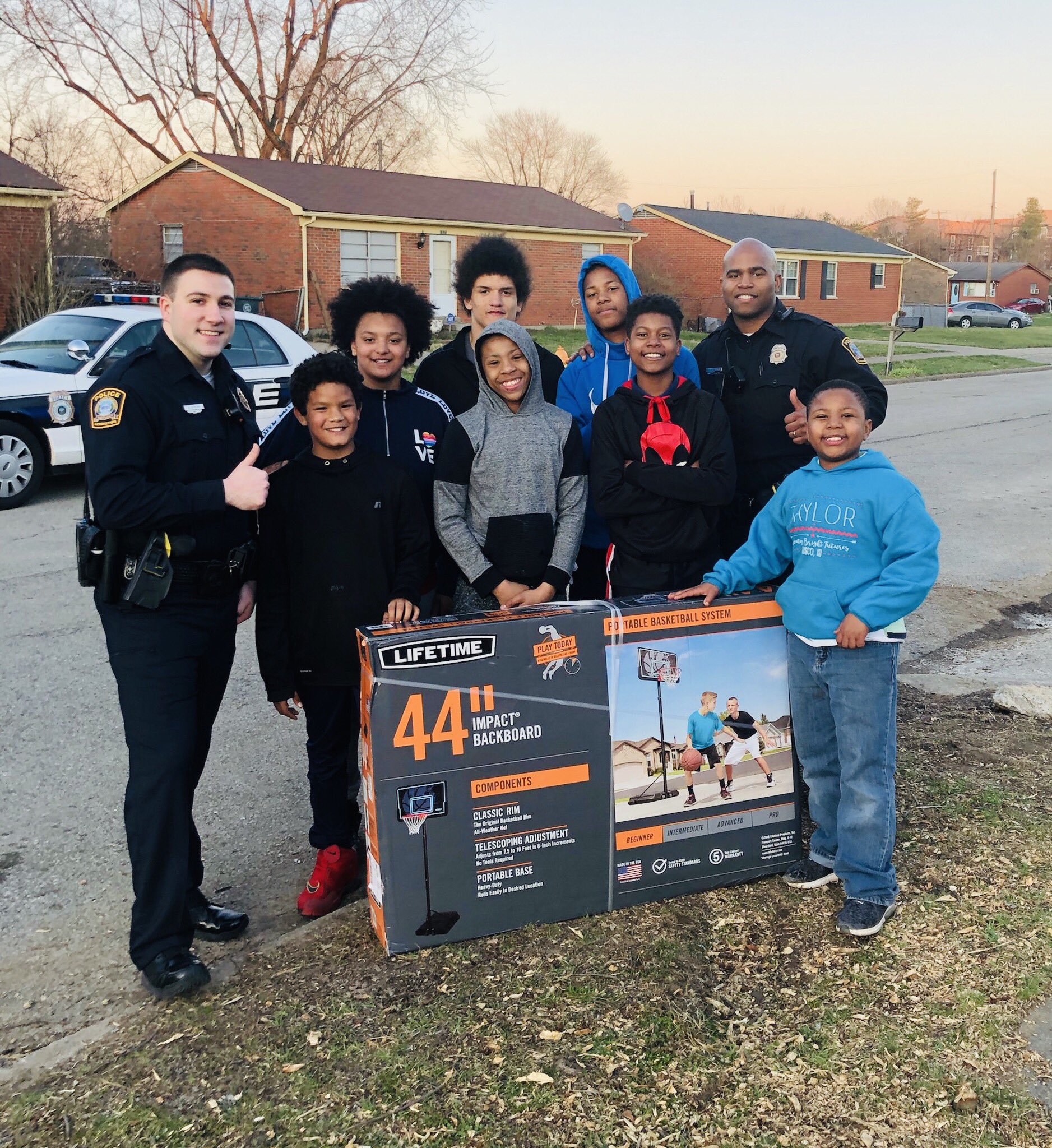 Lexington police officers giving back - ABC 36 News