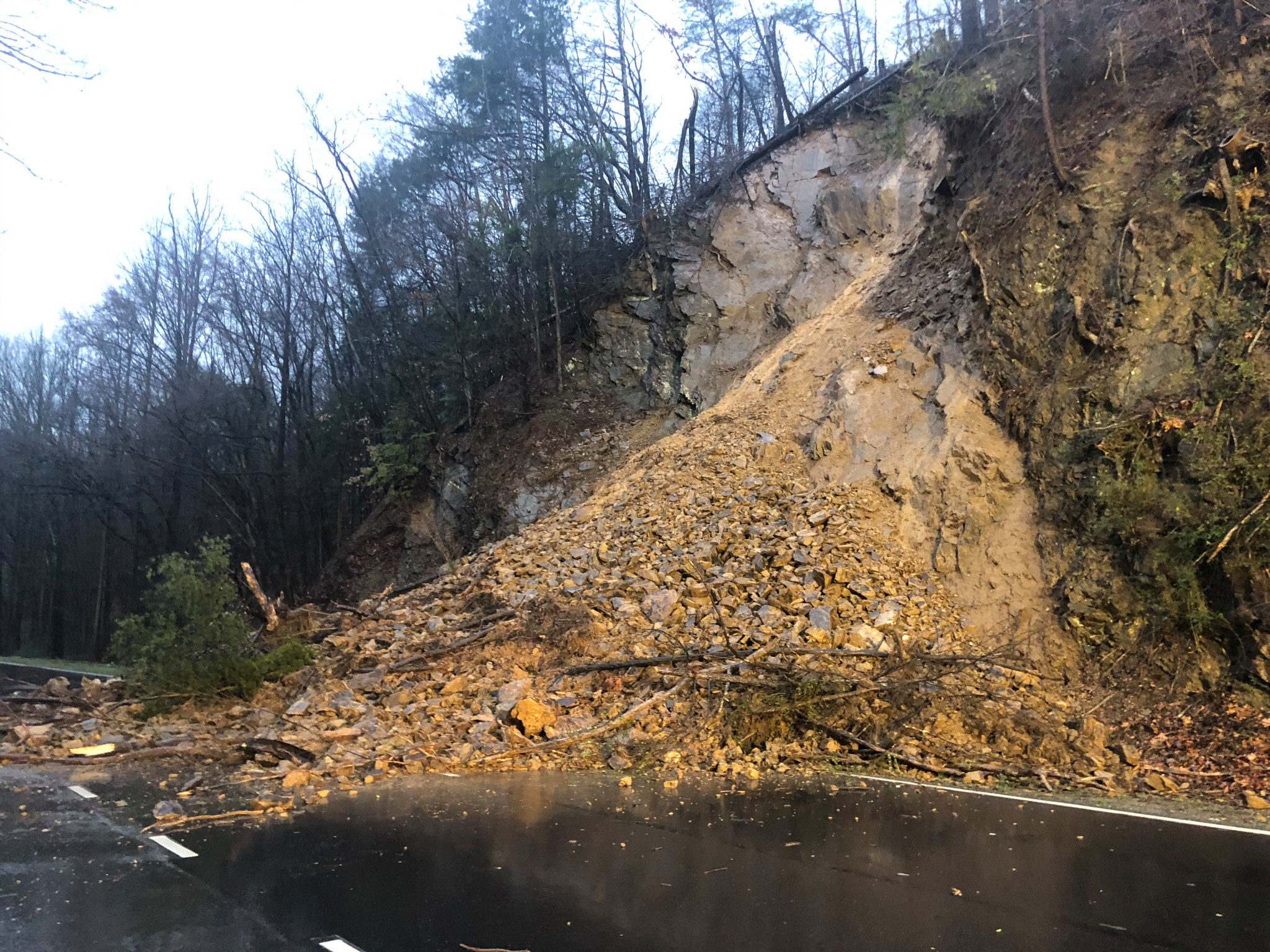 Crews clearing mudslide in road near Great Smoky Mountains - WWAYTV3