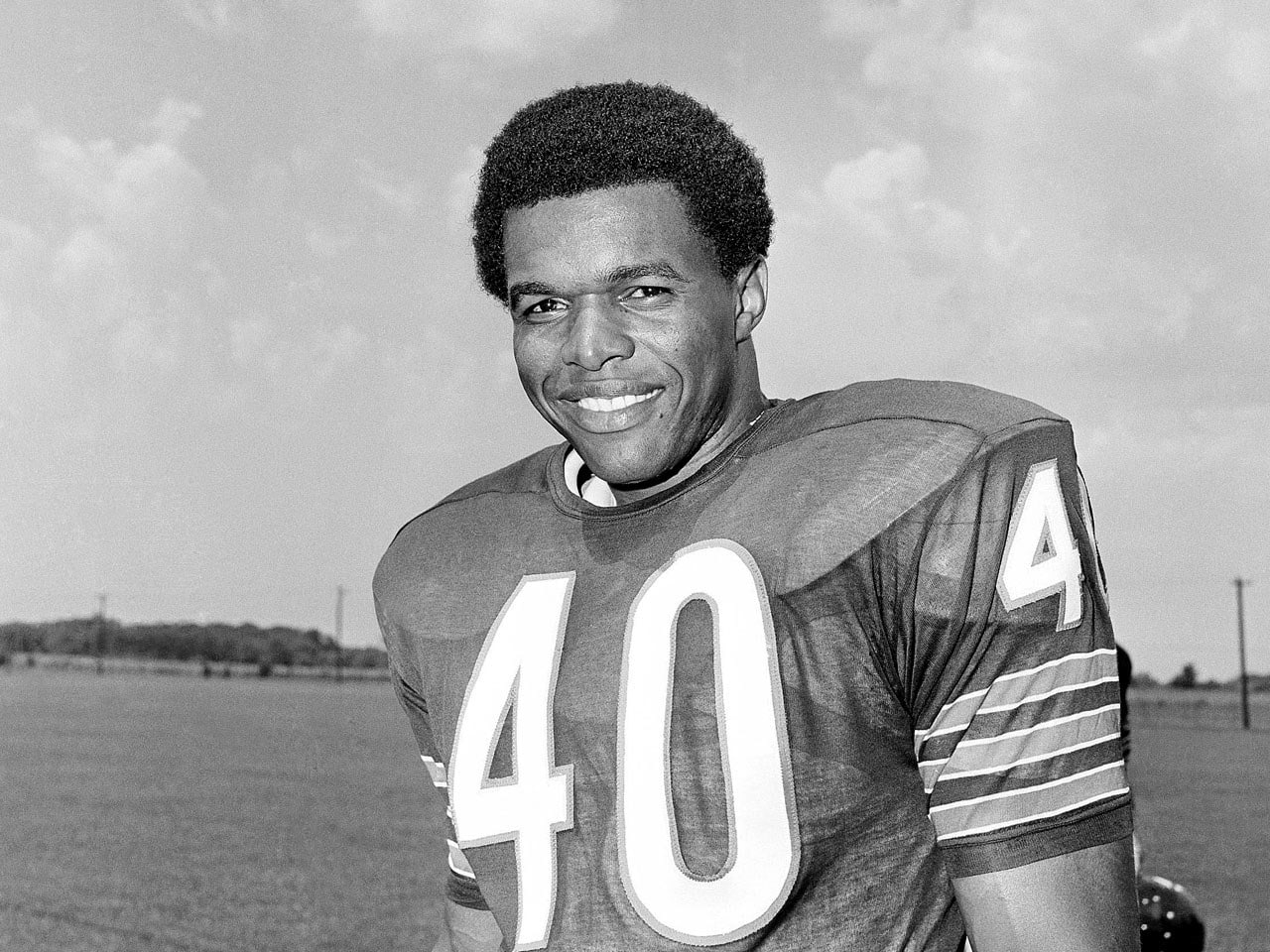 Gale Sayers, Bears Hall of Fame running back, dies at 77 - WWAYTV3