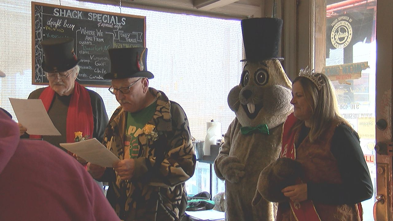 Community celebrates Groundhog Day at Carolina Beach restaurant - WWAYTV3