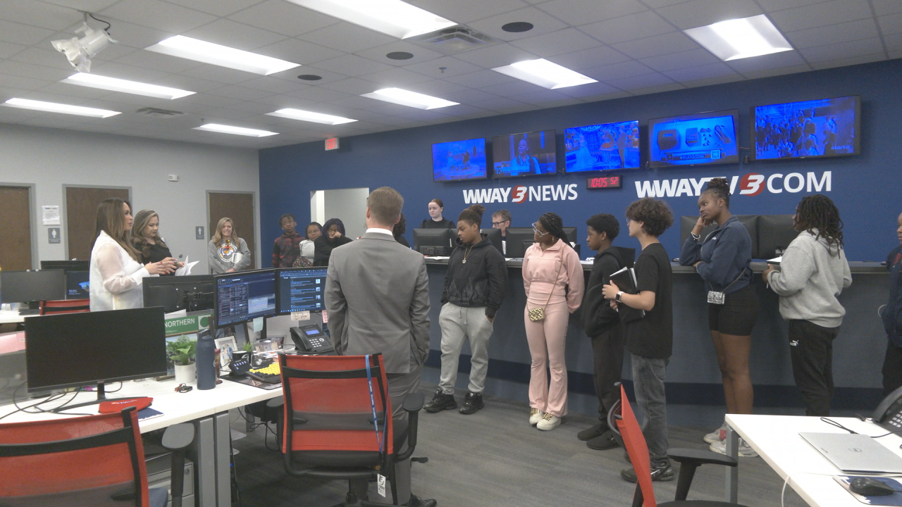 Students get behind-the-scenes look inside local newsroom - WWAYTV3