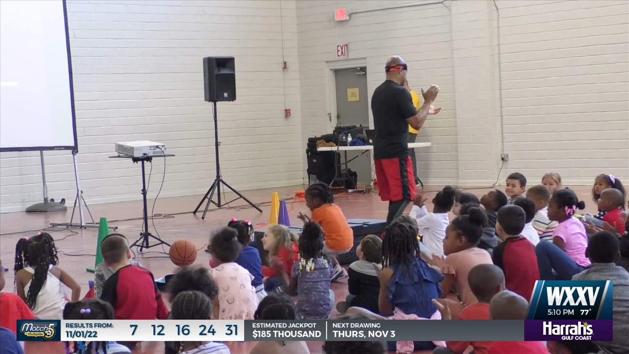 Coach Larry Calhoun visits Central Elementary School - WXXV News 25