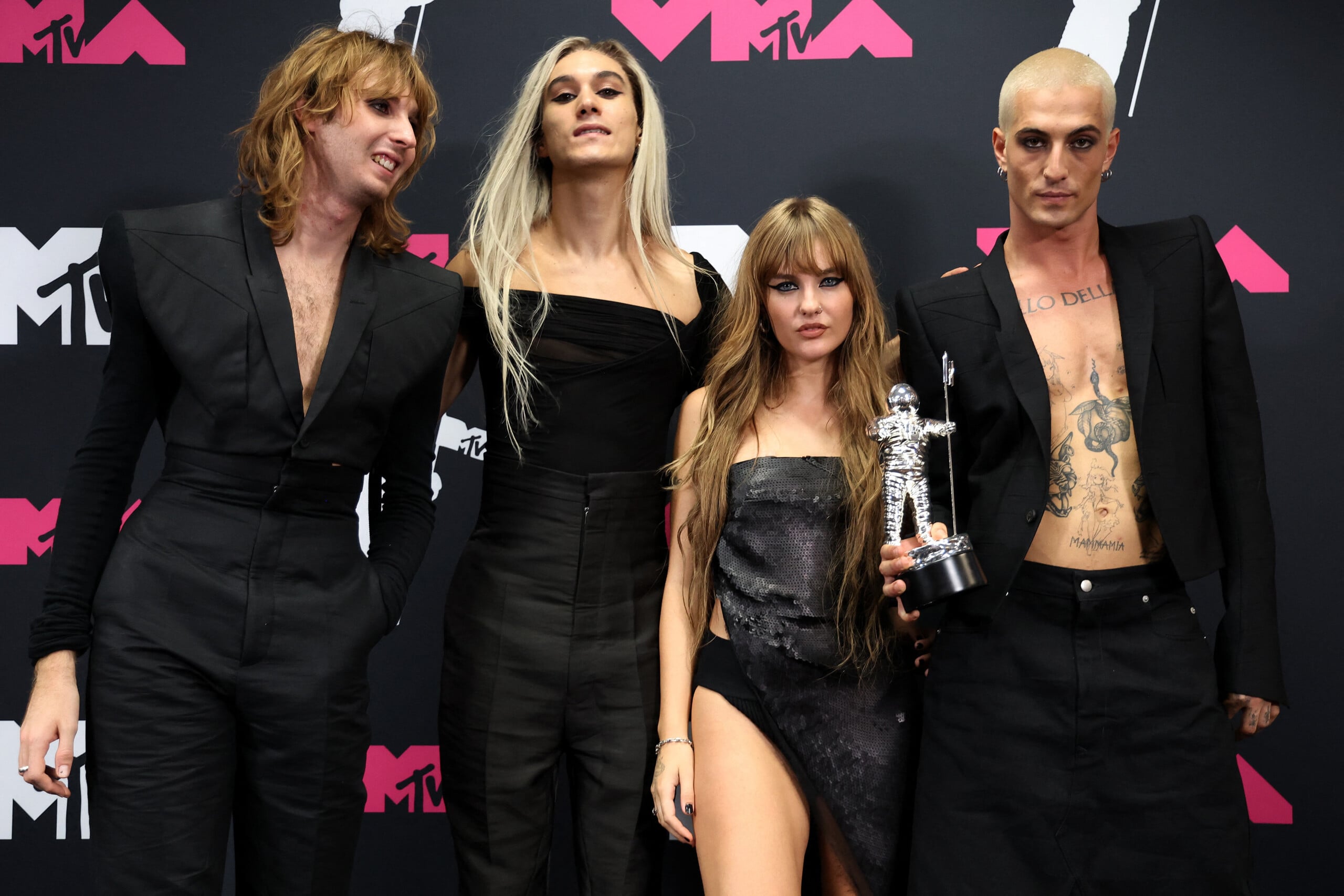WATCH: Måneskin performs 'HONEY (ARE U COMING?)' at VMAs - X1039